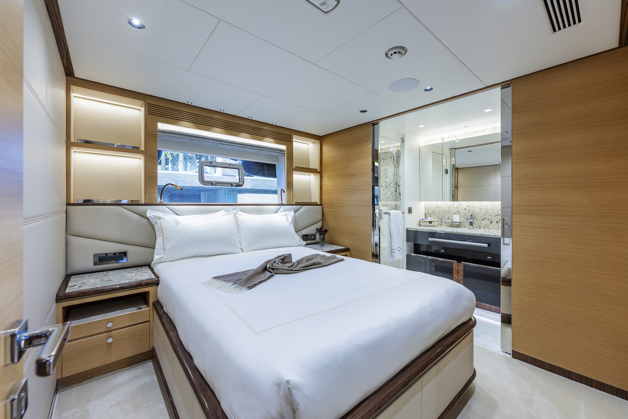 Yacht CROWNED EAGLE, Horizon Yachts | CHARTERWORLD Luxury Superyacht ...